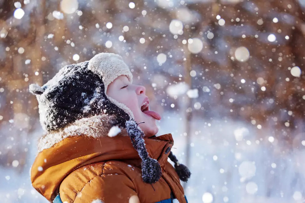 É perigoso para uma criança comer neve?