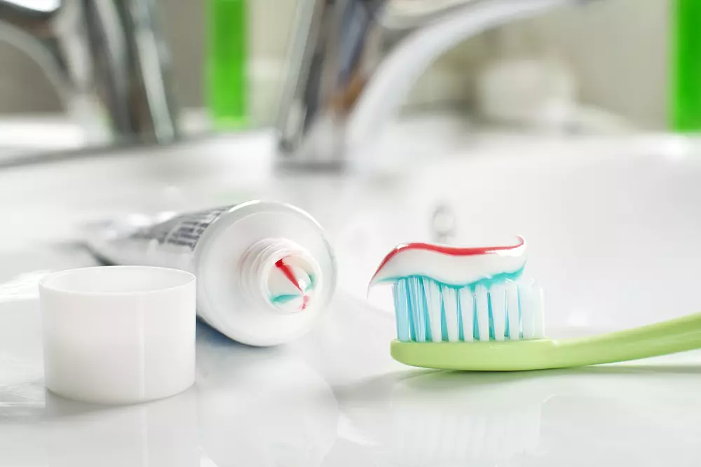 Pangunahing Fluoride: Paano Maaaring Mawasak ng Toothpaste ang Enamel