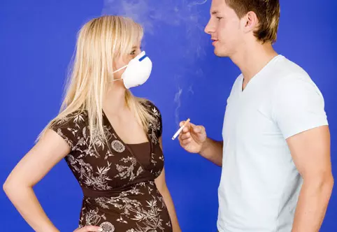 Gevaren van passief roken voor een zwangere vrouw