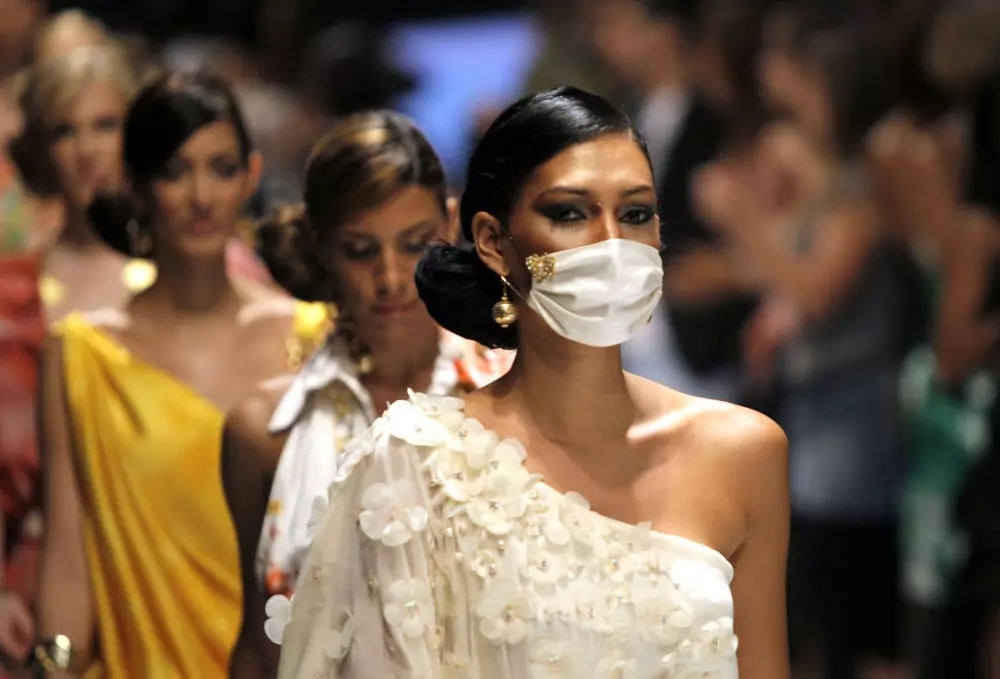 Prada -mask och Dior -antiseptikum: hur modehus hjälper till att bekämpa coronavirus 11113_1