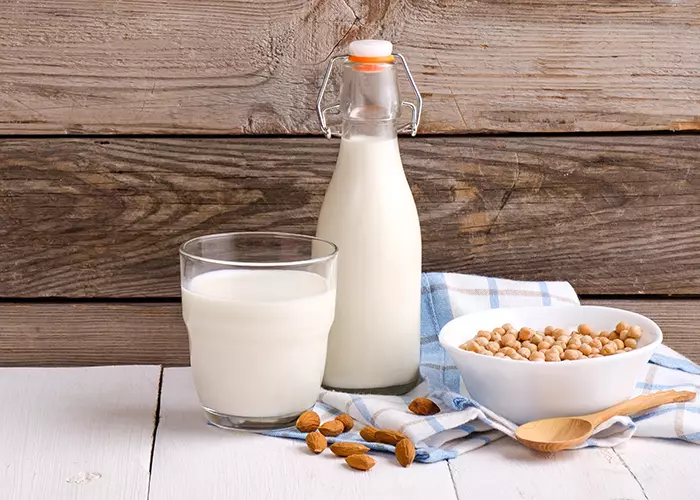 Leche de vaca, de soja o de almendras: ¿que leche es más saludable?