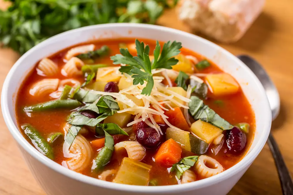 Minestrone: bawo ni a ṣe le ṣe bimo Itali ti o dun ati ilera?