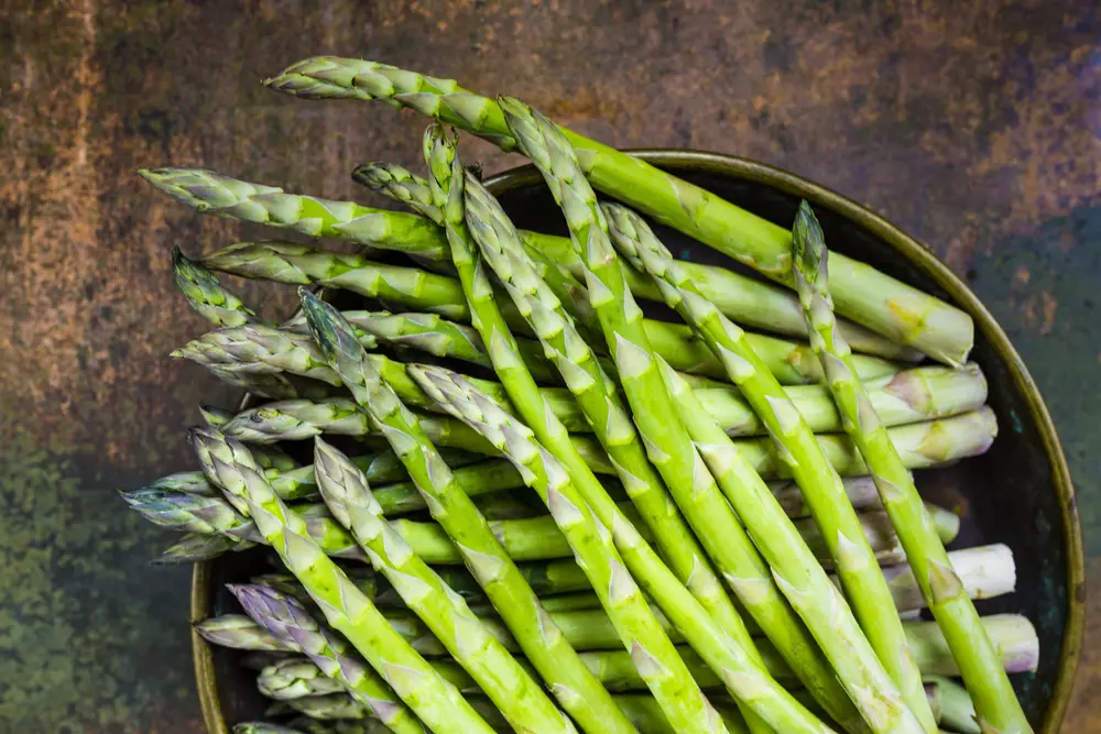 Imiterere yuburayi-garnish: burya akamaro ni asparagus