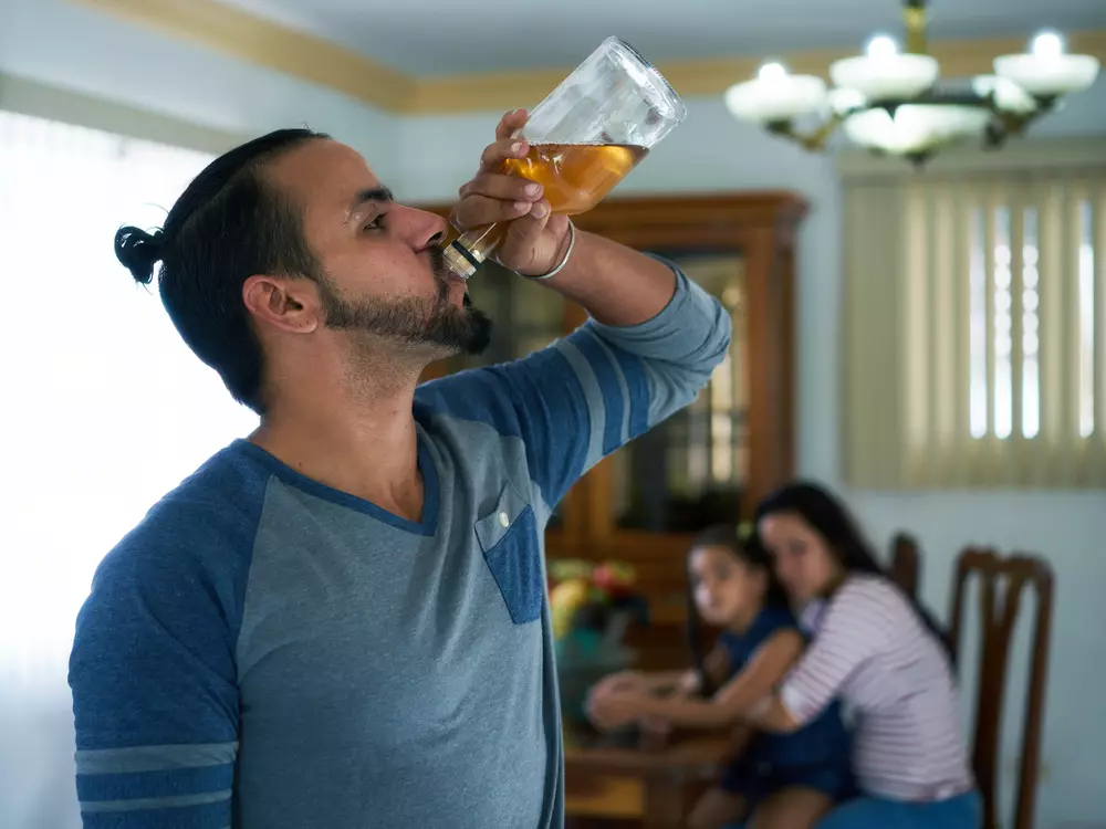 It-triq għall-alkoħoliżmu: għaliex iż-żwiġijiet bikrin huma perikolużi 12835_3