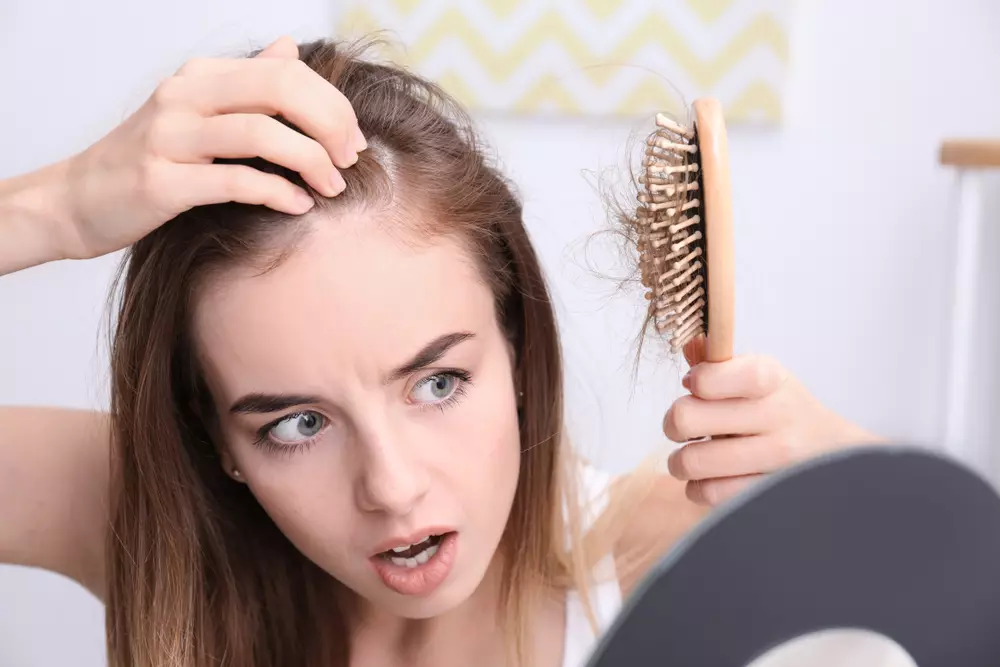 Ir pienācis laiks satvert galvu: kā apturēt matu izkrišanu?