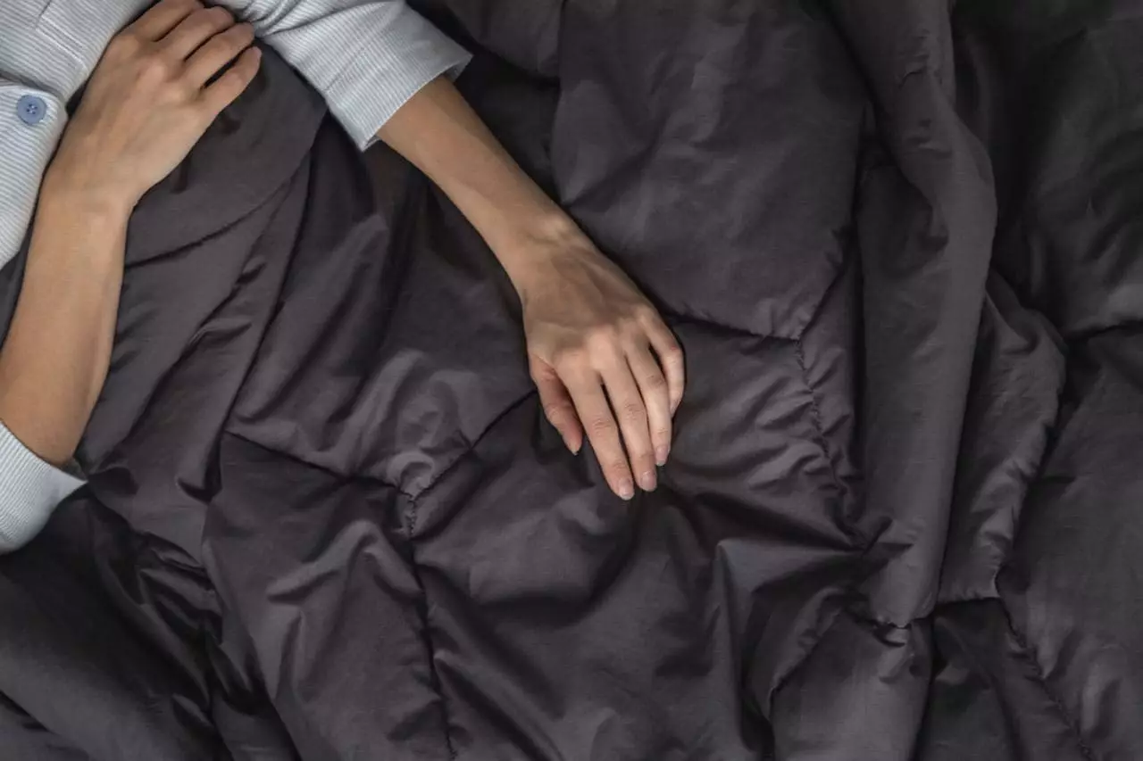 Колкото по -тежко е одеялото, толкова по -дълбок е сънят. Защо е по -лесно да заспите под тежко одеяло?