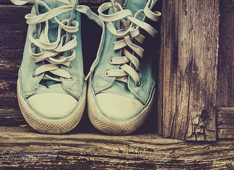 Bagaimana cara menjaga kasut kegemaran anda dan tidak jatuh sakit?