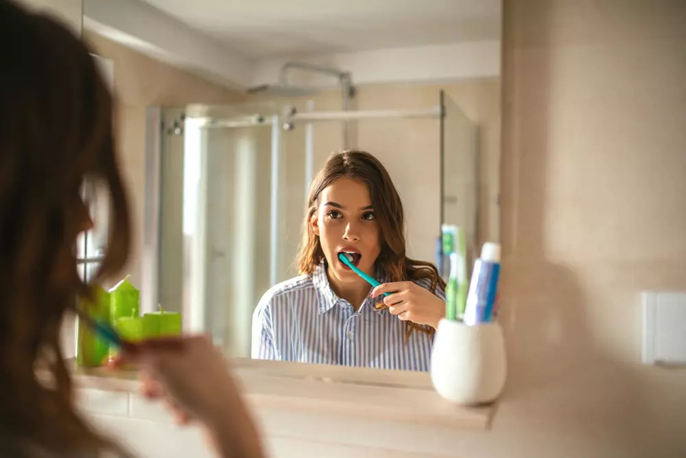 Nekavējoties nomazgājiet to! 3 mīti par zobu tīrīšanu