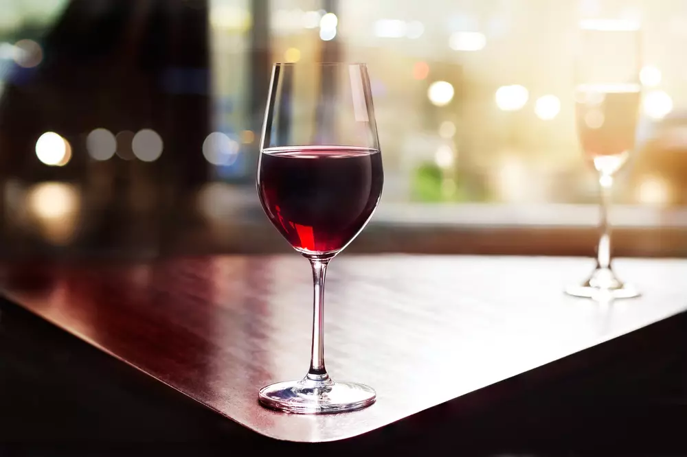 Một ly rượu vang đỏ có tốt cho sức khỏe của bạn không? Không hẳn vậy 2832_1
