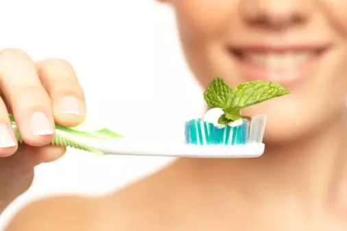 Bukuria dhe shëndeti i dhëmbëve do të mbështeten nga barërat medicinale