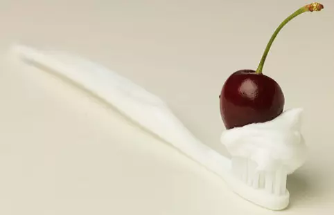 Toothpaste bil-berries - protezzjoni doppja għas-snien u l-ħanek