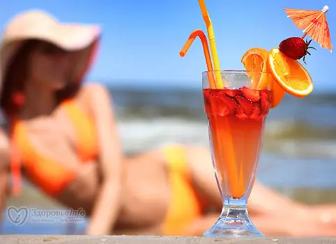 Relaxen op het strand, drinken? Dit doet alcohol met de huid in de zon