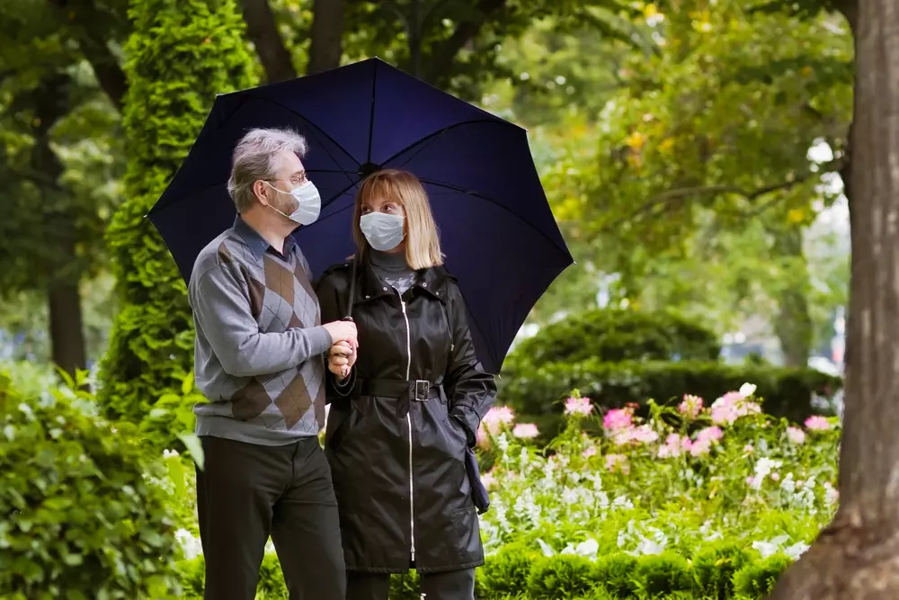Soyez prudent dans les parcs : les médecins ont dit comment ne pas tomber malade cet automne 5420_2