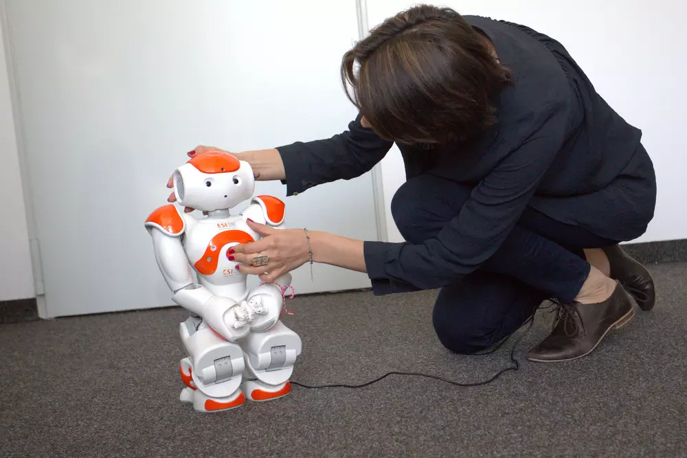 Ny robot dia nianatra nanodinkodina ny olona tamim-pangorahana 5453_1