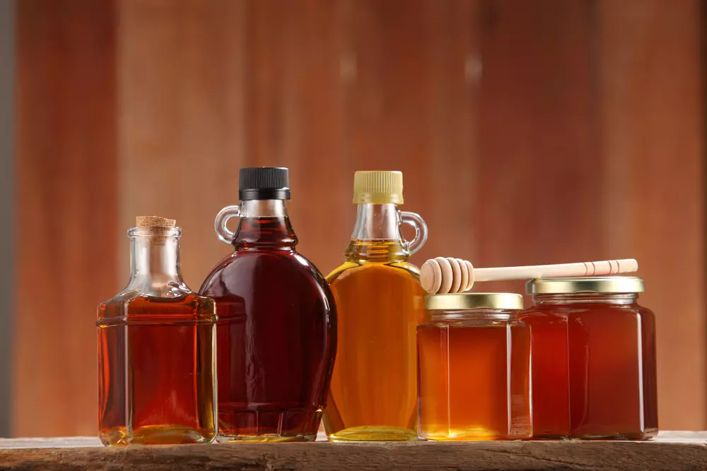 Honung vs lönnsirap: vad är det bästa substitutet för socker 6813_1