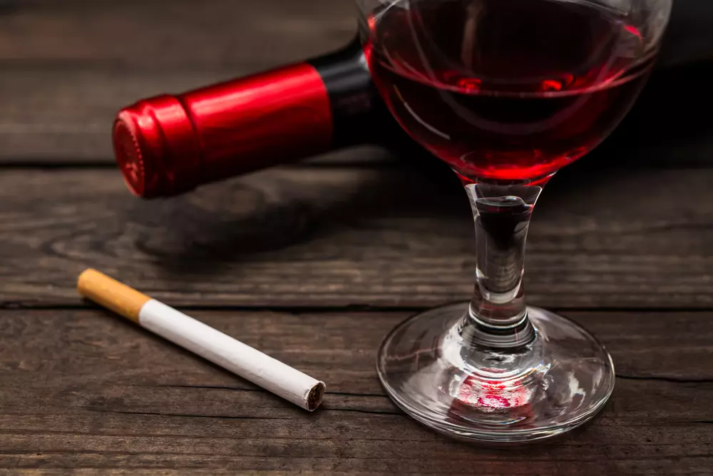 एक सप्ताह में शराब की एक बोतल कैंसर के खतरे को उसी तरह बढ़ाती है जैसे 10 सिगरेट 6854_1