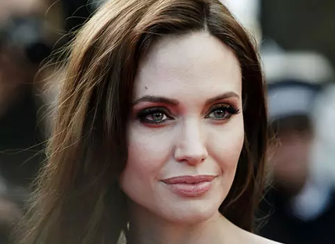 Je! Angelina Jolie alibadilishaje ulimwengu wetu?