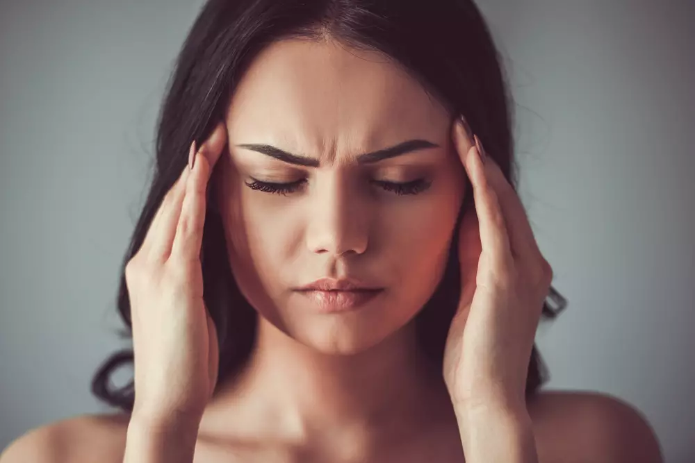 La testa è fuori posto: cosa fare se bussa alle tempie o fa male alla nuca