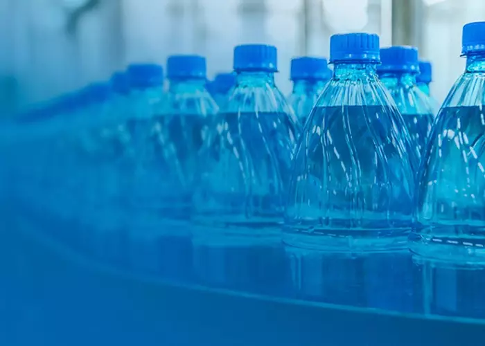 Gevare van water in plastiekbottels