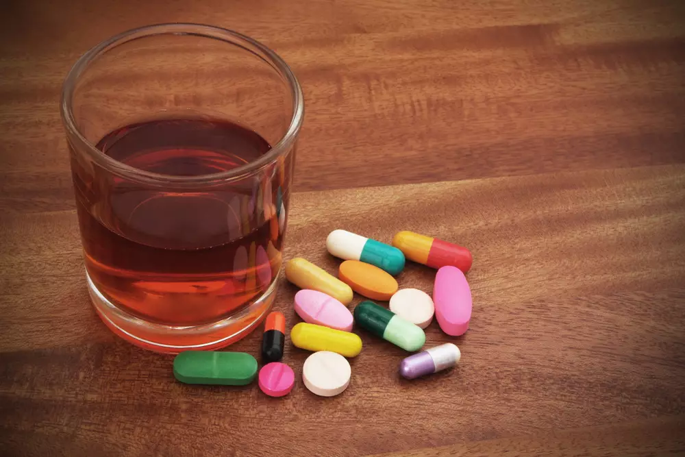 Can alcohol and antibiotics be combined? 79877_1
