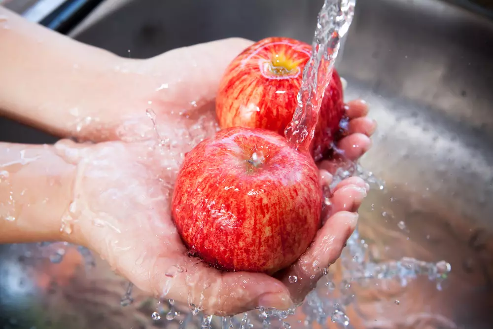La millor manera de rentar pomes per desfer-se dels pesticides 8055_1