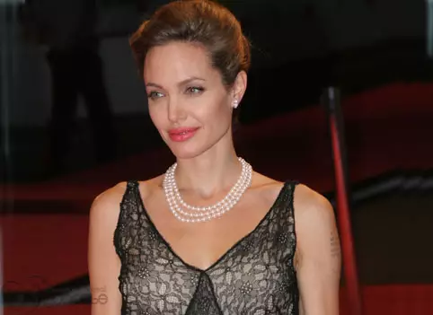 Je! Unayo jeni la Angelina Jolie?