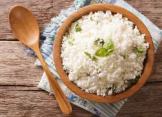 Cozinhe o arroz desta forma e corte suas calorias pela metade!