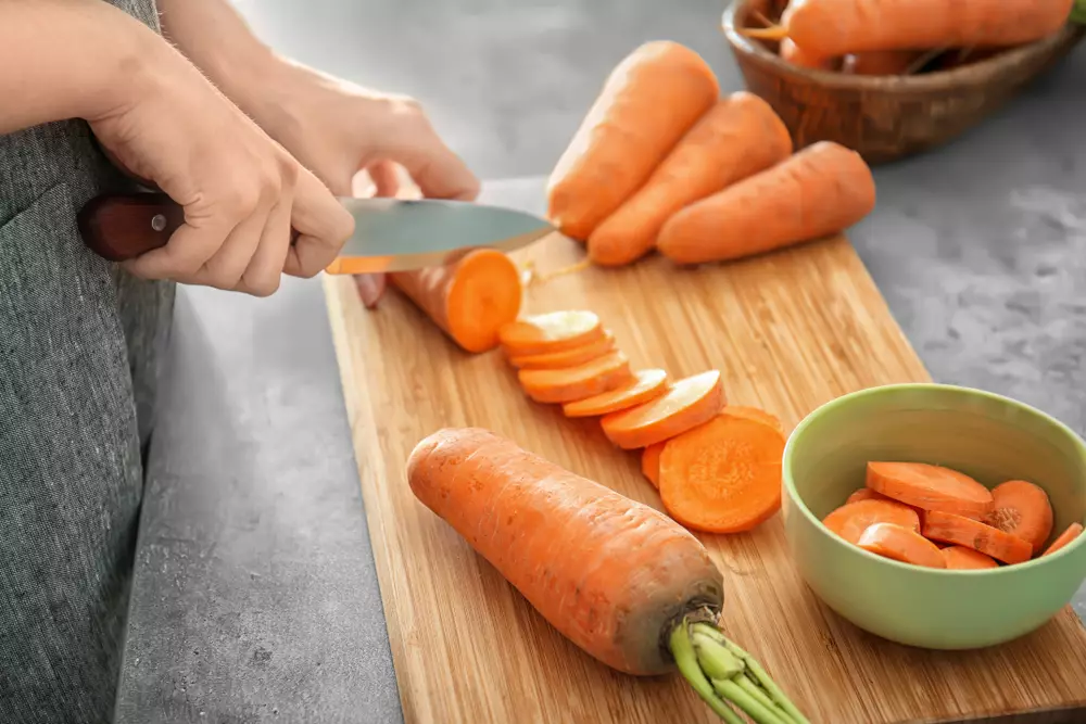 Balay sa beta-carotene: ang mga benepisyo sa kahimsog sa mga carrot 8321_2