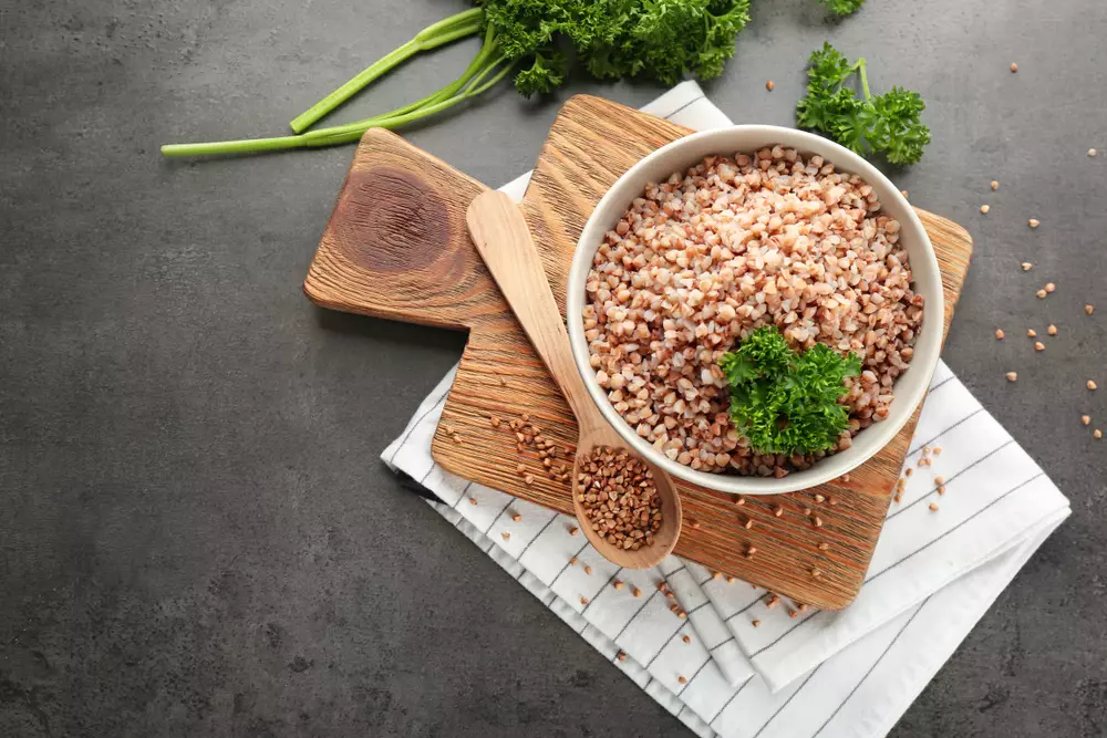 Quinoa kontra qamħ saraċin: liema ċereali huwa aktar b'saħħtu?