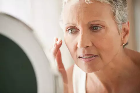 Kaip apsaugoti savo veidą menopauzės metu