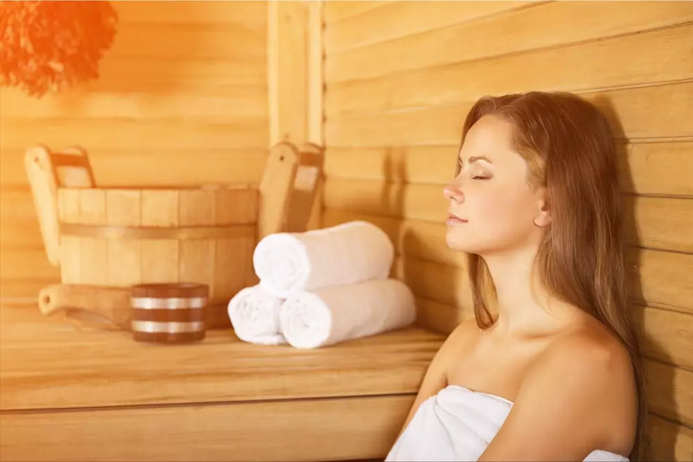 Sauna: përfitimet dhe masat paraprake shëndetësore