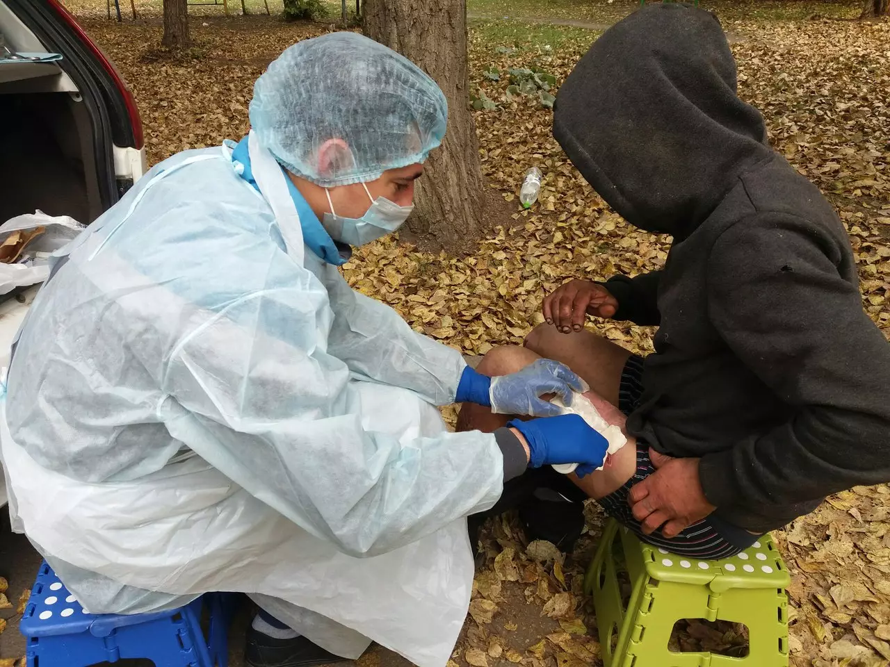 Yn Tsjeljabinsk behannelt in begjinnende dokter dakleazen direkt op strjitte 8875_2