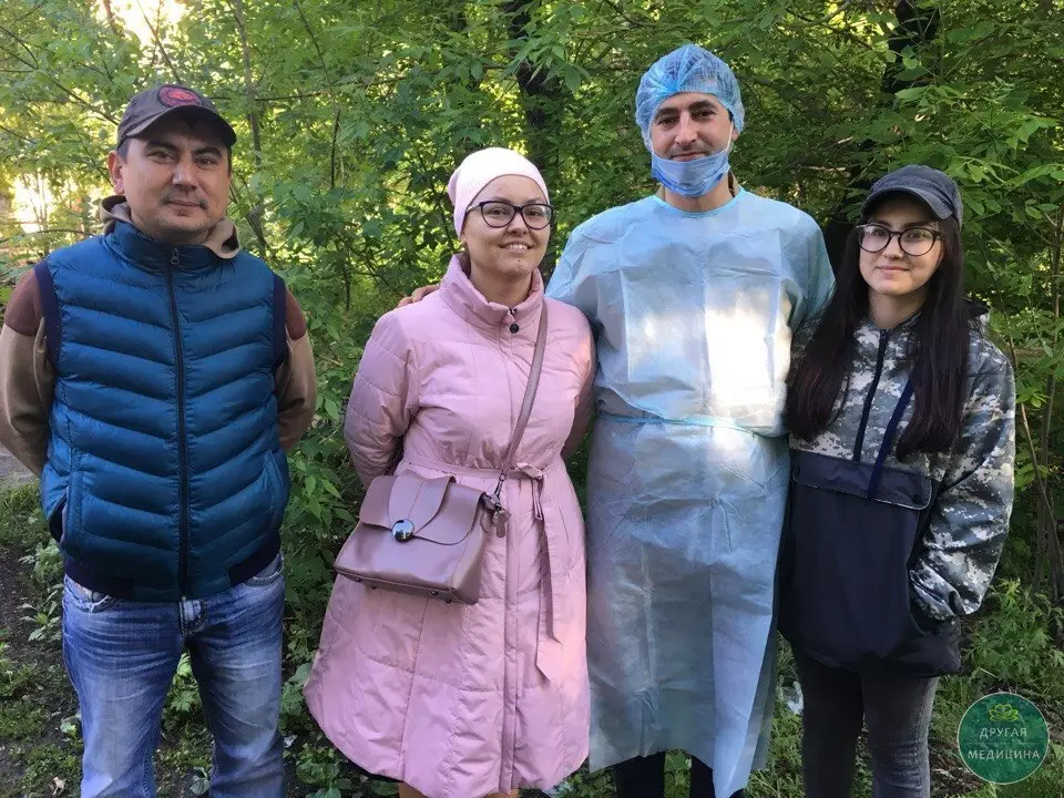 У Чэлябінску пачатковец доктар лечыць бяздомных прама на вуліцы 8875_3