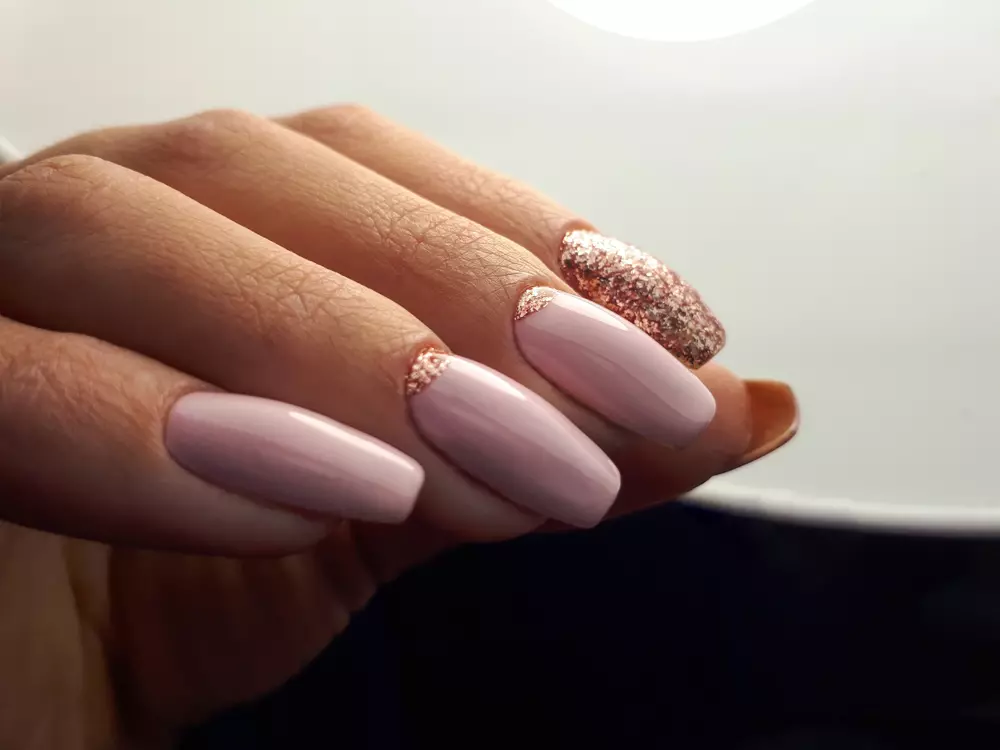 Manicure bila kamari: je! Taa za polisi za gel ni hatari? 8910_2