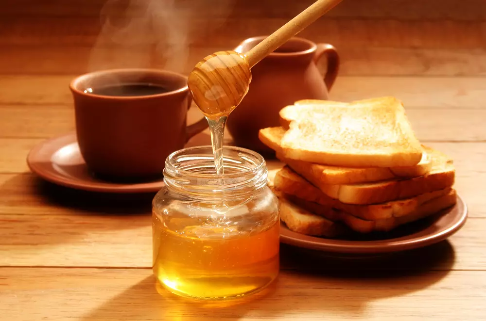 Is het mogelijk om honing te verwarmen: mythen en waarheid 8918_1