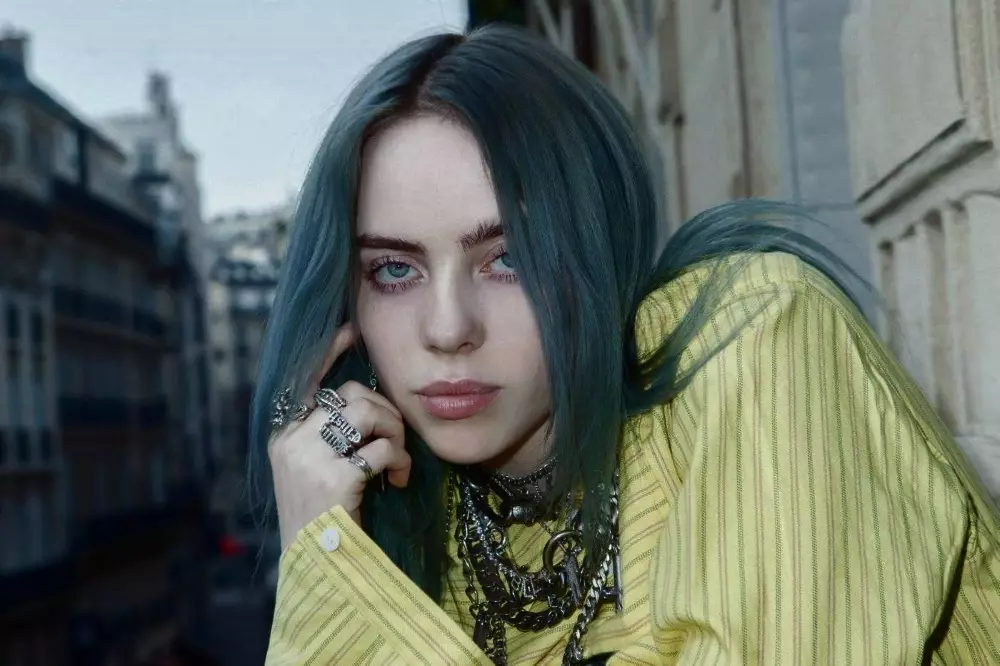 Ukugcina uBillie Eilish: Ngaba oogqirha baseRussia bangayinyanga i-Tourette's syndrome 9345_2